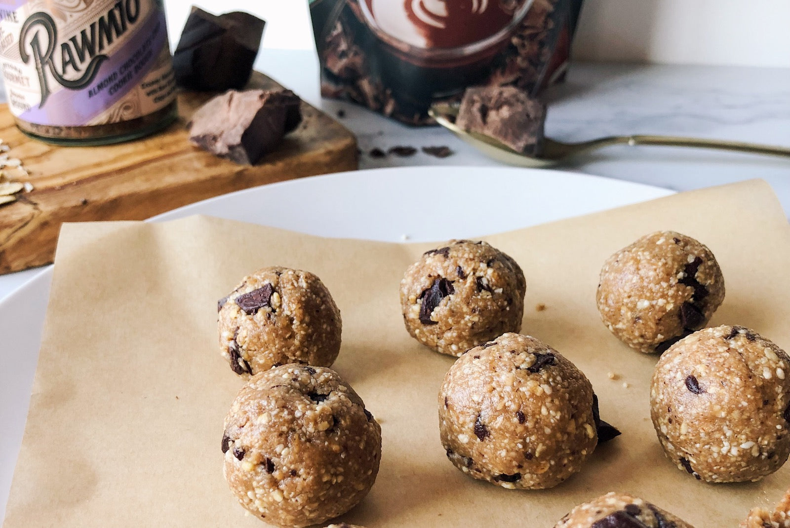 Raw Chocolate Chunk Cookie Dough Bites | rawguru.com